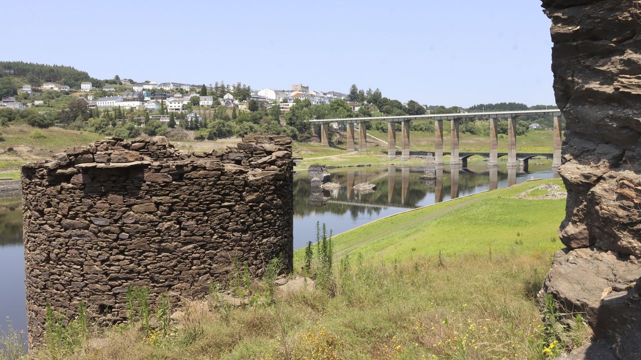 El bajo nivel del embalse de Belesar descubre el viejo Portomarín