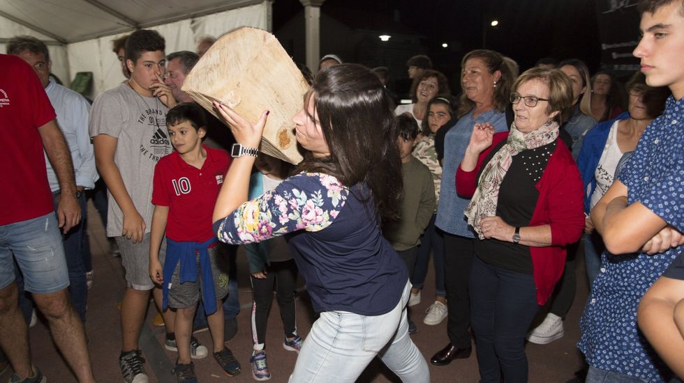 Cambeda, en Vimianzo, recupera su tradicional tiro da torada