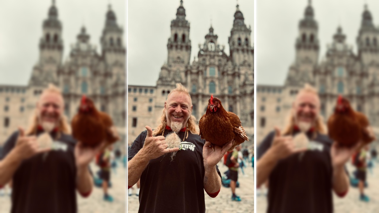 ¿Por qué este artista peregrinó a Santiago con una gallina y se ganó el ...